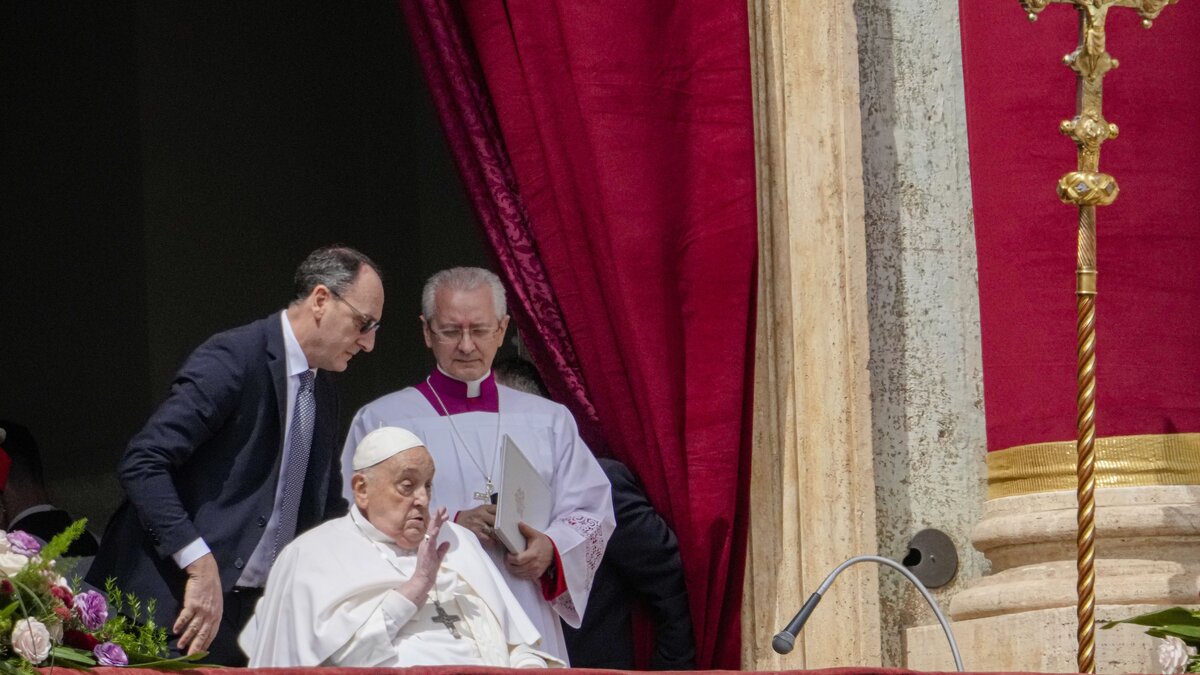 Papst Franziskus spendet den Segen "Urbi et Orbi" | DOMRADIO.DE